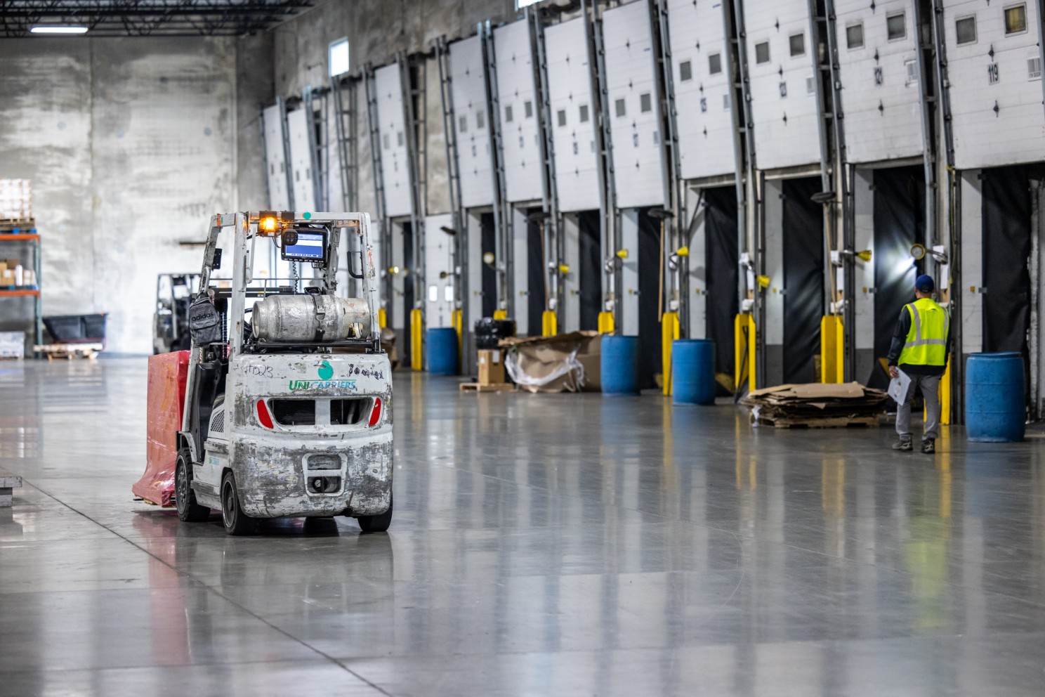 What Is Cross Docking and How Is It Used in LTL Shipping? — Roadrunner ...